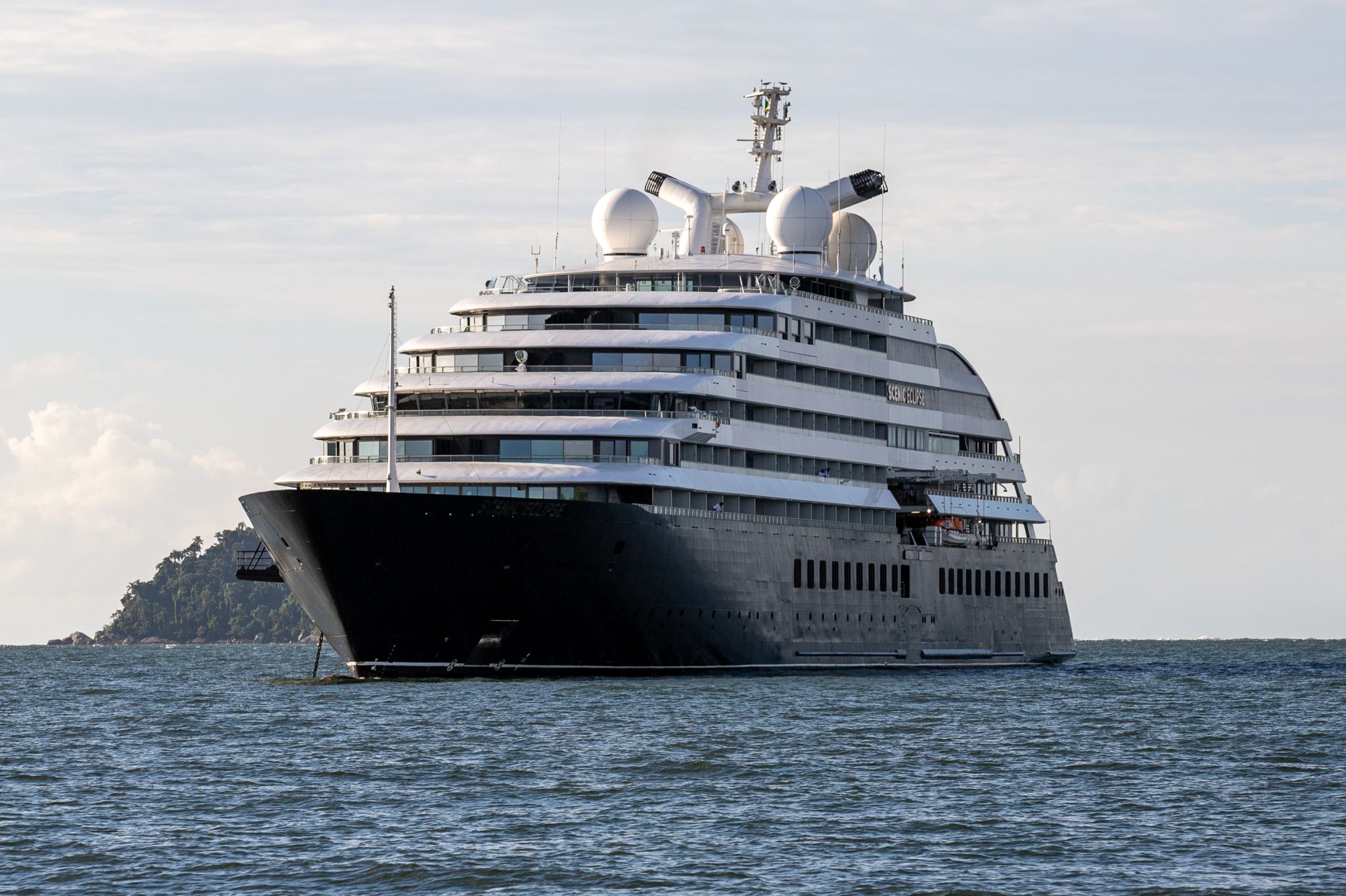 Pela primeira vez, navio de cruzeiro é ancorado próximo à Ilha do Mel