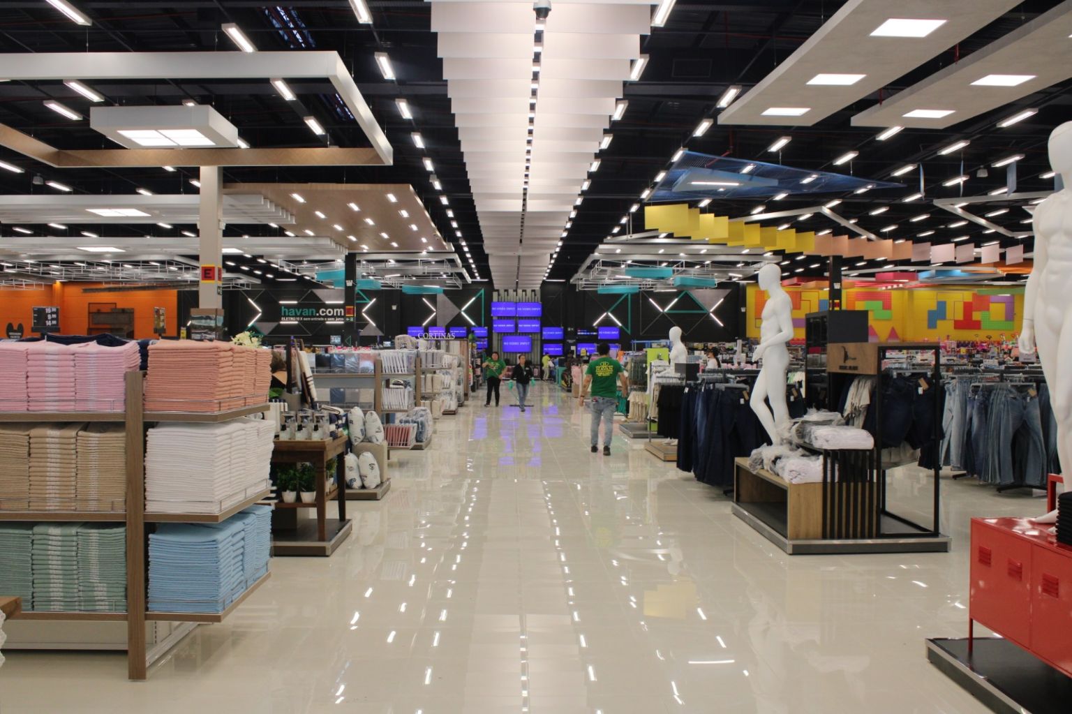 Luciano Hang visita il cantiere del nuovo megastore Havan a Paranaguá
