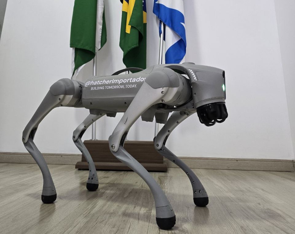 Cachorro-robô Unitree Go2 Air chama a atenção de alunos e servidores em ...