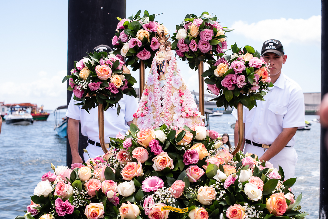 La procession maritime et la foi sur les eaux de la baie de Paranaguá.