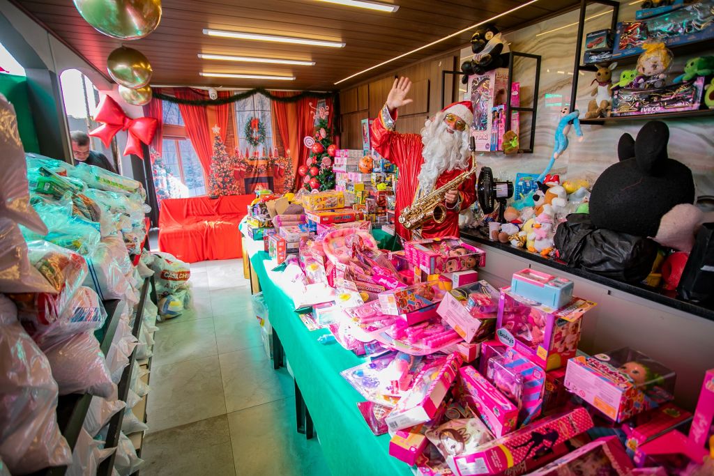 Centenas de crianças recebem doações arrecadadas na campanha "Natal ...