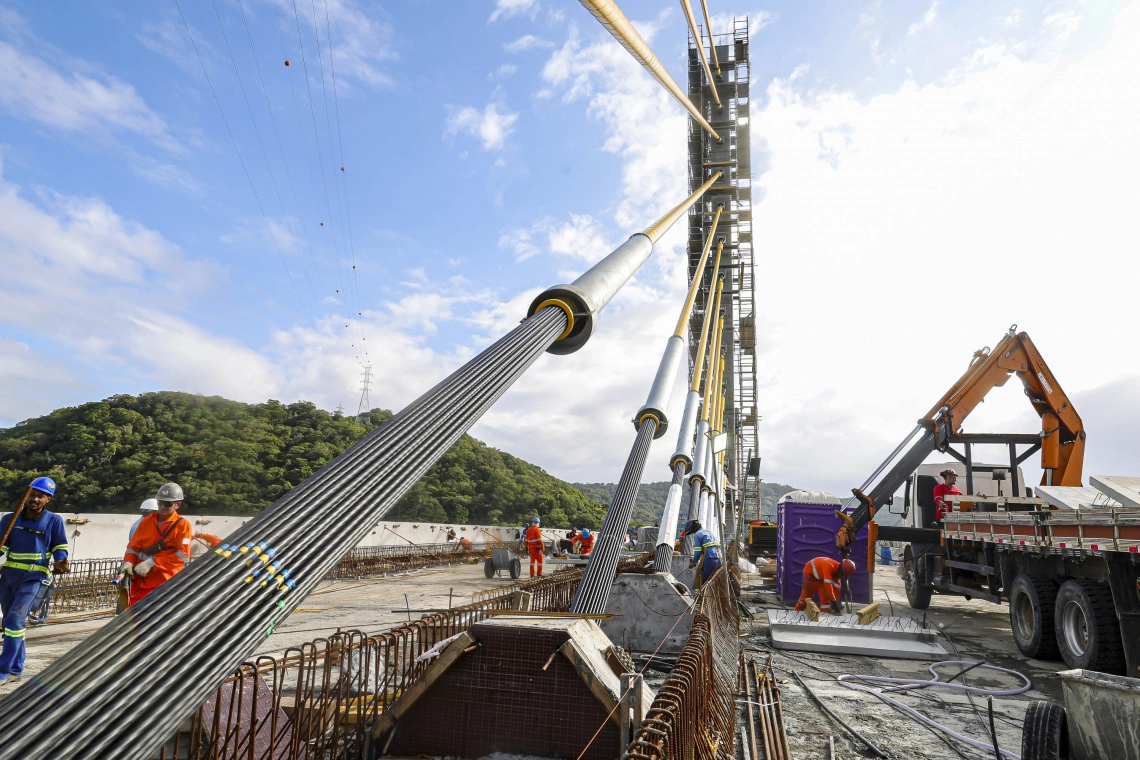 The last stay of the Guaratuba Bridge is installed and the "kiss" will ...
