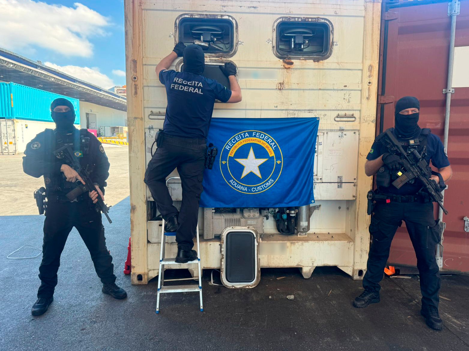 Brazilian Federal Revenue Service finds 12 kilos of cocaine in a ...